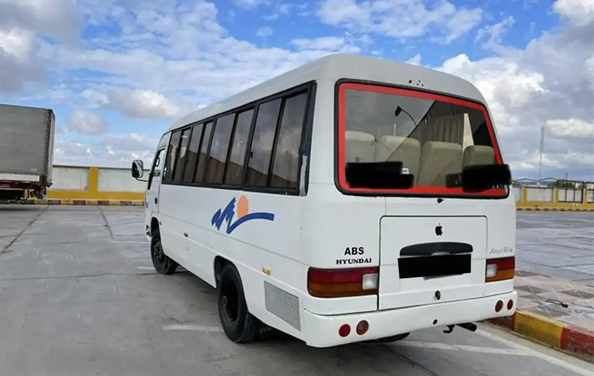 Renting a minibus Hyundai Chorus 16-seat in Iran online